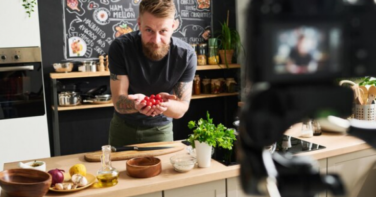 5 Reasons Why You Need a Social Media Content Creator | Social Tradia