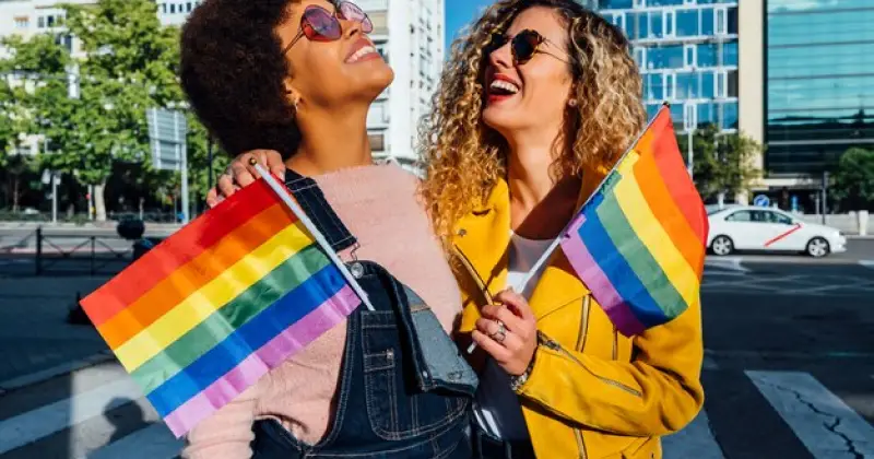 What Does “It’s Giving” Mean On Social Media? | Social Tradia