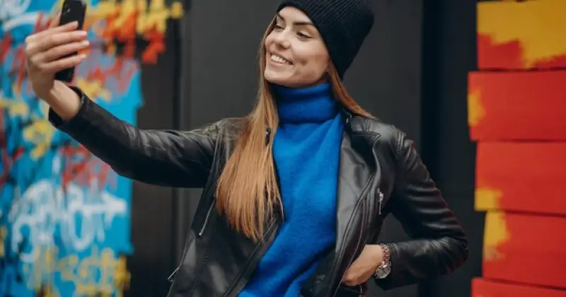 What Does “It’s Giving” Mean On Social Media? | Social Tradia