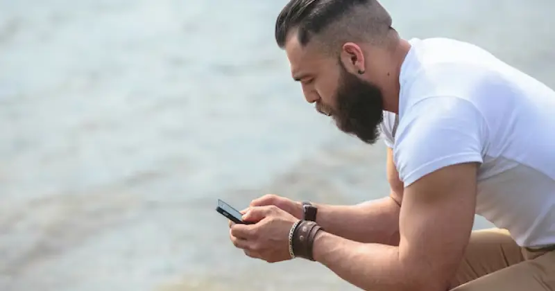 What Does “FR” Stand For on Social Media? A Simple Explanation | Social Tradia